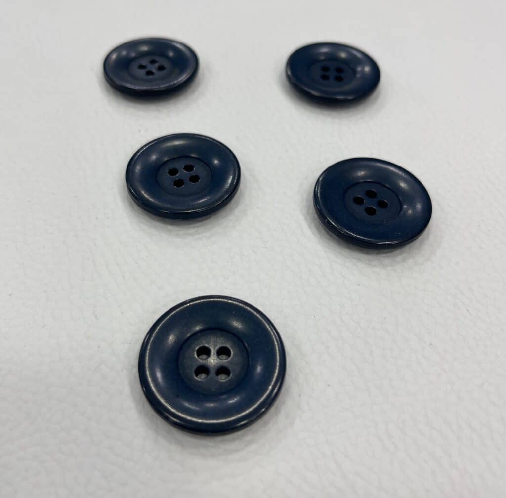 Bouton Bleu Marine 4 trous 27 mm - Les aiguilles de Lulu